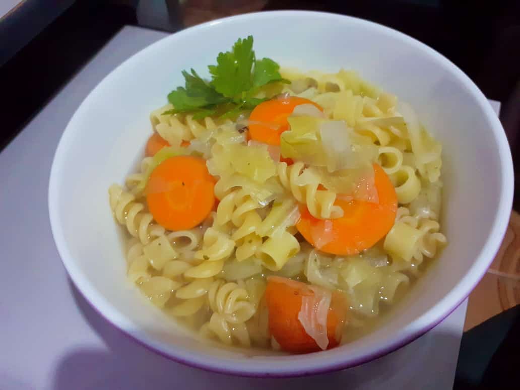 Sopa de repolho com macarrão. Esquente o seu dia de uma vez.